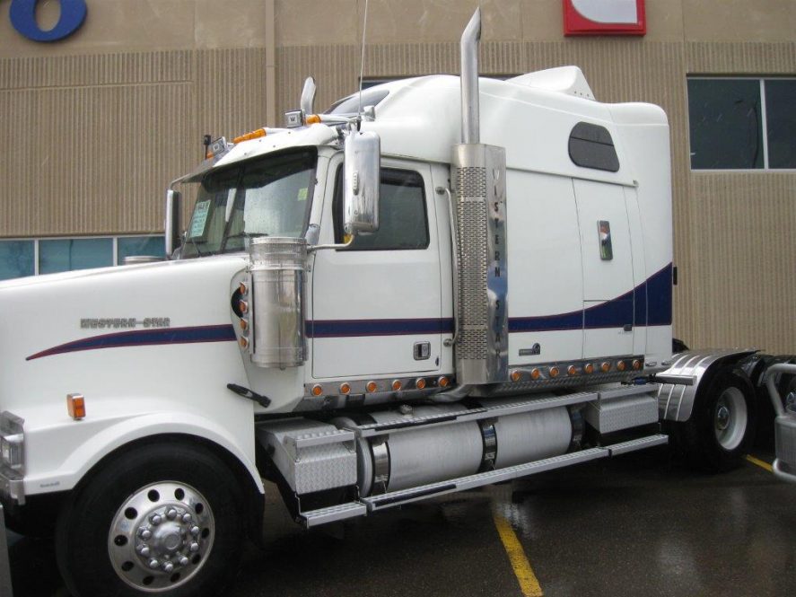 2007 western star engine 051 – Beaver Truck Centre